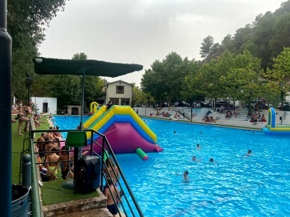 Refréscate en la piscina de Orcera: así es la bañera de los dioses ...